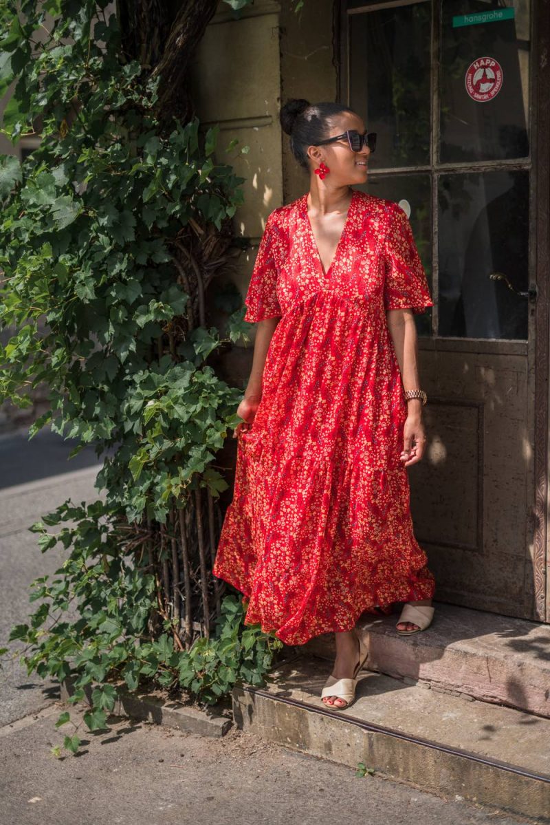 German Fashion Blogger wearing a floral maxi dress2 - Meet Miri