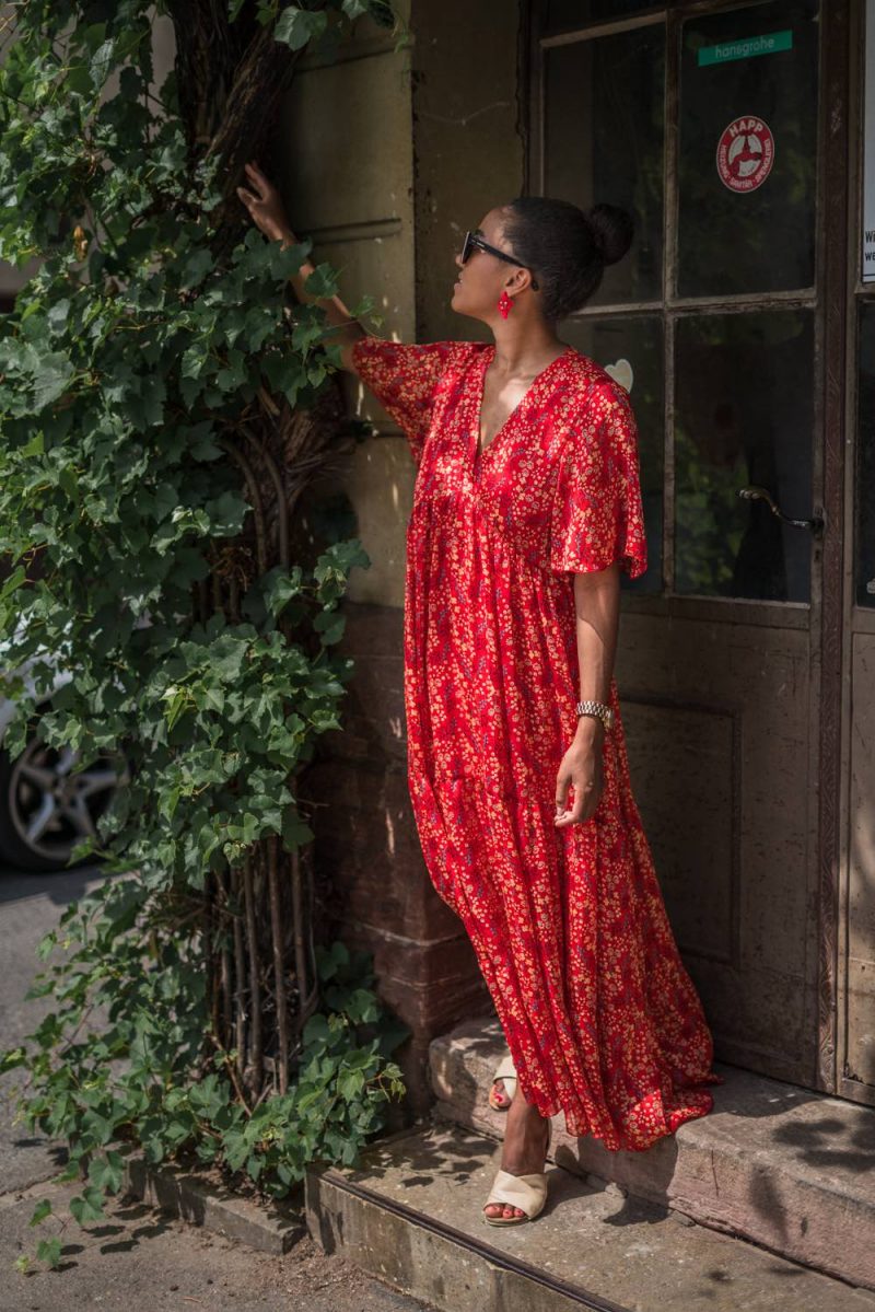 German Fashion Blogger wearing a floral maxi dress4 - Meet Miri